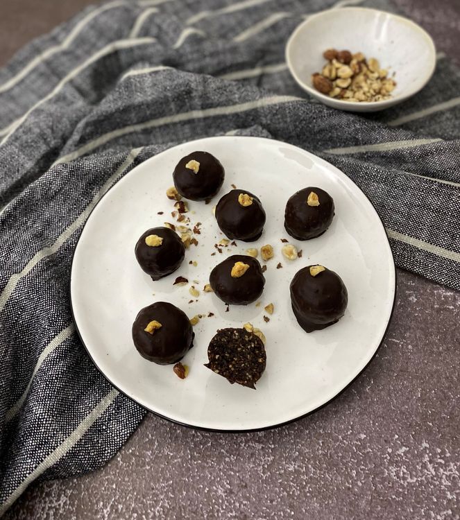 Hazelnut and prune balls - Natlicious food